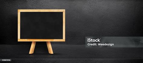 블랙 인테리어 시멘트 방 배경 배너 모의에 기대어 빈 칠판 디자인의 디스플레이 대 한 서식 파일을 광고에 대 한 텍스트를 추가 하기 위한 측면 공간을 두고 0명에 대한 스톡