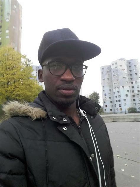05 photos Demba Guissé dans les rues de Paris