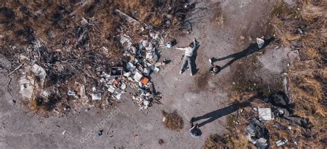 El Cadáver De Una Adolescente Asesinada Es Examinado Por Un Experto