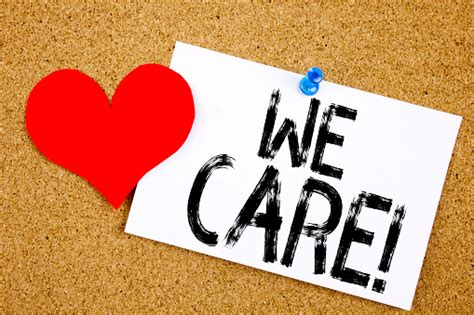 경력 지원 헬프라인 및 스티커 메모에 사랑에 대 한 개념은 우리가 관심을 보여주는 텍스트 캡션 영감 쓰기 개념적 손 복사 공간 알림 코르크 배경 개념에 대한 스톡 사진 및