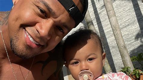 Leo Santana faz tatuagem em homenagem à filha Liz