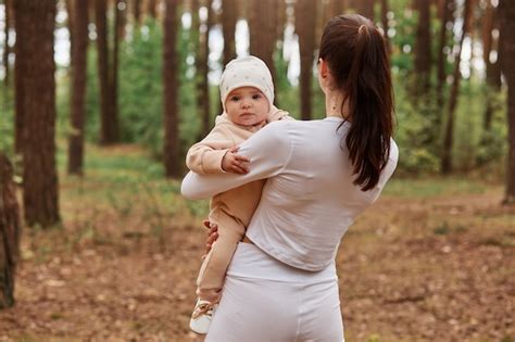 Rückansicht Einer Schlanken Frau Die Im Wald Zwischen Bäumen Steht Und