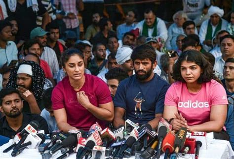 Wrestlers Protest मेडल जीतने वाले पेड़ पर नहीं उगते सोशल मीडिया पर