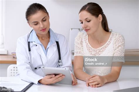 의사 그리고 환자는 책상에 앉아입니다 노트북 컴퓨터에 가리키는 의사 의학 및 건강 관리 개념 2명에 대한 스톡 사진 및 기타