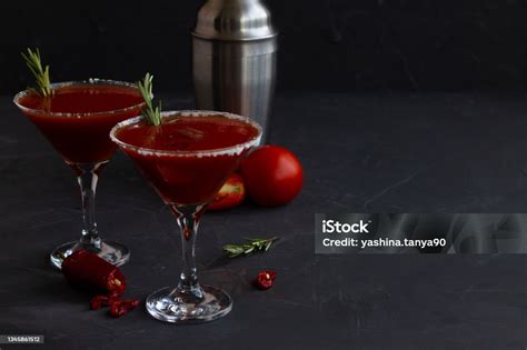 체리 토마토와 칵테일 블러디 메리 칵테일 검은 색 배경에 고립 된 유리에 보드카와 토마토 주스와 알코올 음료 바쁜 바 탑에
