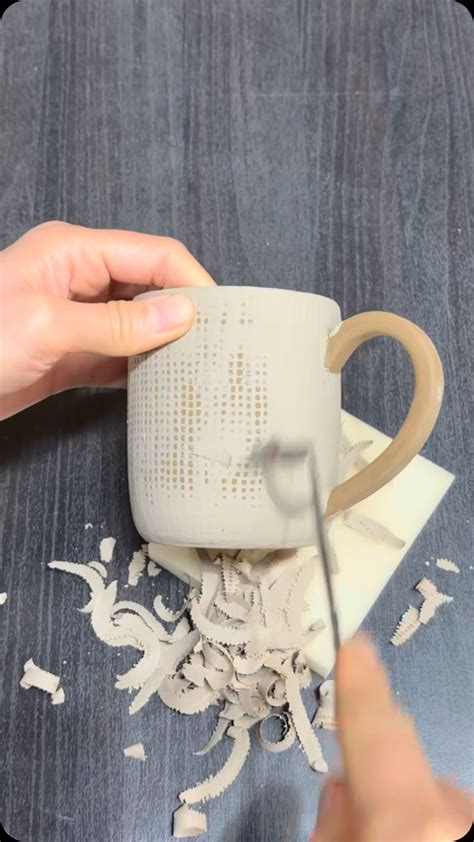 인화문 찍은 컵에 손잡이 붙이기 장식 한 컵에 손잡이를 붙이는 작업은 더 어려워요~ 조심 조심😆 슬기도예 도예가이슬기 제주체험공방 성읍민속마을도자기공방