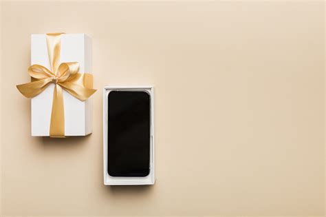 골드 리본과 스마트폰이 있는 기프트 박스를 컬러 배경 상단 보기로 오픈했습니다 빈 오픈 박스 포장 모형 디자인템플릿 브랜딩 모형 0명에 대한 스톡 사진 및 기타 이미지
