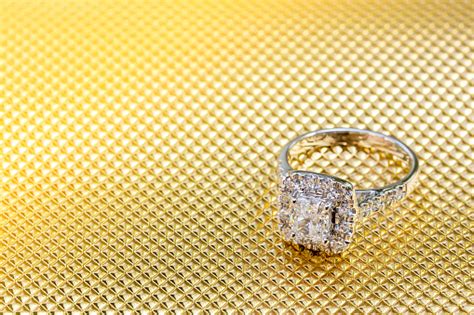 복사 공간을 가진 금 배경에 아름 답 고 호화 스러운 결혼식 다이아몬드 반지 결정체에 대한 스톡 사진 및 기타 이미지 결정체 결혼식 귀한 보석 Istock