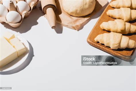 흰 배경에 생 반죽 롤링 핀 버터와 계란 근처 나무 도마에 신선한 크루아상 0명에 대한 스톡 사진 및 기타 이미지 0명