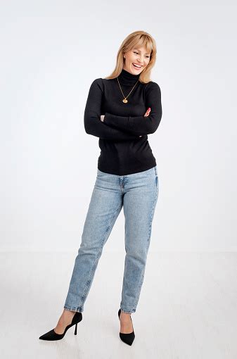 검은 스웨터와 청바지를 입고 외딴 배경에 서 있는 금발 머리 여자 30 34세에 대한 스톡 사진 및 기타 이미지 30 34세 30 39세 40 49세 Istock