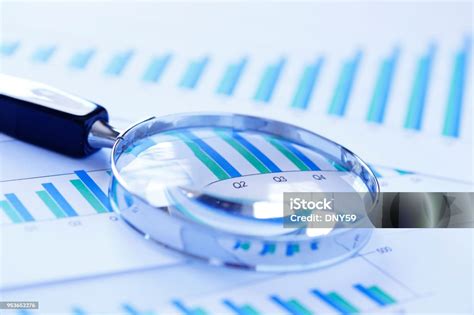긍정적인 성과 보여 주는 가로 막대형 차트 위에 돋보기 0명에 대한 스톡 사진 및 기타 이미지 0명 개념 경과보고