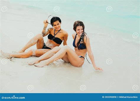 Dwie Seksowne Kaukaskie Kobiety W Bikini Kąpiel Na Białej Plaży Z