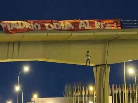 Polícia espanhola prende suspeitos de pendurar boneco enforcado de Vini