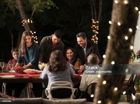 행복한 라틴어 가족이 함께 저녁 식사를 하는 외부 크리스마스에 대한 스톡 사진 및 기타 이미지 크리스마스 타말레 공휴일 Istock