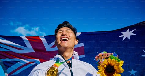호주 국기에 대한 메달과 해바라기 꽃다발을 가진 황홀한 선수 기쁨 승리 축하 야외 초상화 벽지 국가적 자부심과 성취 개념 사진 Unsplash의 초상 이미지
