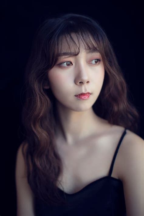 검은색 배경 검정 드레스 고요한 구불 거리는 머리카락 깨끗한 미학 메이크업 명상 적 모델링 미니멀리스트 미용 사진 부드러운 조명 소프트 포커스 스타일