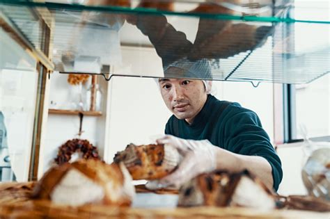 작은 비즈니스 빵집에서 디스플레이에 빵을 퍼 팅 하는 성인 남자 중반 빵집에 대한 스톡 사진 및 기타 이미지 빵집 업주 일본 민족 Istock