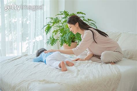 아기 나이 남자아기 남성 어린이 나이 장난치기 감정 플레이 움직이는활동 즐거움 컨셉 귀여움