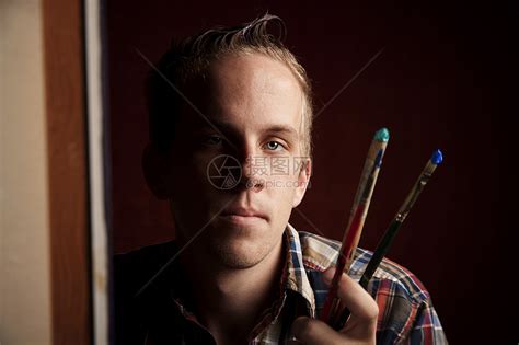 英俊年轻艺术家格子画家艺术成人帆布刷子男性创造力绘画金发女郎高清图片下载 正版图片320264037 摄图网