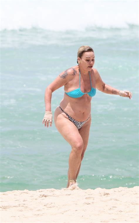 Ex Mulher Do Presidente Jair Bolsonaro Curte Dia De Praia