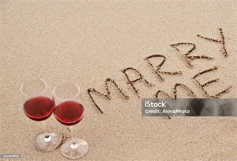 해변에서 레드 와인과 모래에 쓰여진 단어와 와인 잔 발렌타인 데이 컨셉 0명에 대한 스톡 사진 및 기타 이미지 0명 2월 개념 Istock
