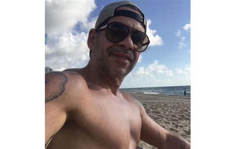 Leandro Hassum mostra peitoral definido em praia da Flórida TV Foco