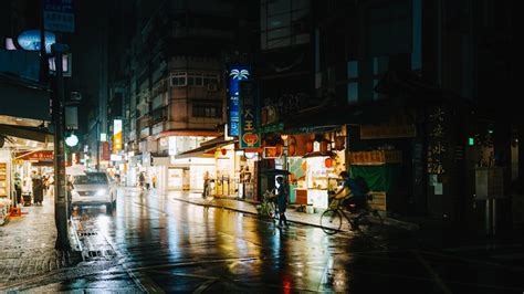 거리를 달리는 자동차와 함께 밤의 도시 거리 사진 Unsplash의 무료 타이페이 이미지