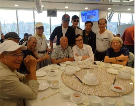 英雄迟暮！狄龙姜大卫再同框：年轻时帅出天际，如今垂垂老矣
