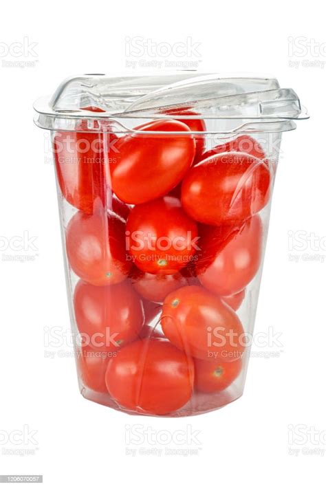 흰색 배경에 격리 된 닫힌 투명 플라스틱 저장 용기에 신선하고 잘 익은 빨간 체리 토마토 0명에 대한 스톡 사진 및 기타 이미지