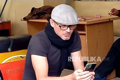 Bule Yang Ludahi Imam Masjid Diamankan Polisi Di Bandara Saat Mau