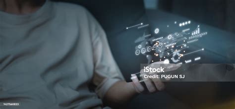 Ai 개념 사업가 핸드 터치 홀로그램 기술 태블릿 비즈니스에서 컴퓨터 빅 데이터 및 정보 3차원 형태에 대한 스톡 사진 및 기타