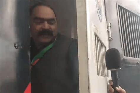 لاہور انتخابات میں مبینہ دھاندلی کیخلاف احتجاج، پی ٹی آئی رہنما و