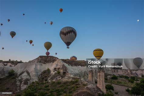 카파도키아의 기괴한 바위 풍경 위를 비행하는 열기구 풍선은 이른 아침에 날아갑니다 아침 하늘에 아름 다운 열기구 하늘에 달 괴레메 터키 경관에 대한 스톡 사진 및 기타