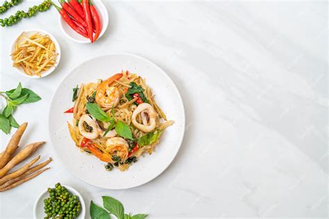 Premium Photo Stir Fried Spicy Noodles With Sea Food Pad Cha Talay
