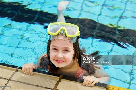고글을 쓴 귀여운 행복한 어린 소녀가 수영장에서 수영하고 코를 골고 있다 야외 수영장에서 여름에 행복한 아이 스포츠와 활동적인