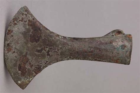 古代凶猛斩杀兵器埋地下两千多年出土后剁铁如泥猪头一劈两半