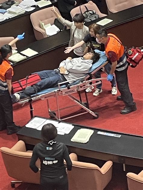 國會改革進行中綠委不慎摔傷送醫 蕃新聞