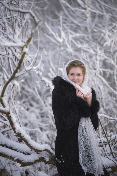 Девушка в пуховом платке Шуба Портрет