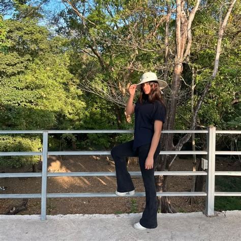 Larisa Threads Say More