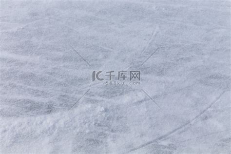 冰背景上有滑冰和曲棍球的痕迹，溜冰场表面的蓝色纹理有许多划痕高清摄影大图 千库网
