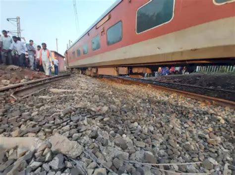 Bihar Train Accident Live Updates पटरी टूटने से नॉर्थ ईस्ट एक्सप्रेस