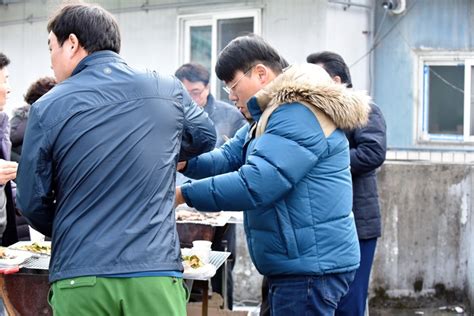 구리상록회척사대회 음식 구워주는 ˝이준호 회장˝ 경기북도일보