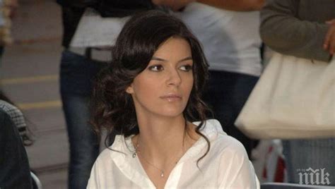 САМО В ПИК И РЕТРО Снахата на Божков заживя на каравана пусна се по бански УНИКАЛНИ СНИМКИ