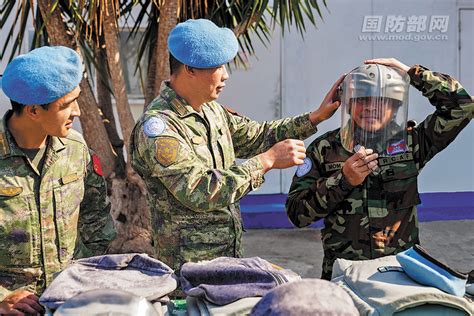 柬埔寨维和友军到我第21批赴黎巴嫩维和多功能工兵分队营区讨论交流 中华人民共和国国防部