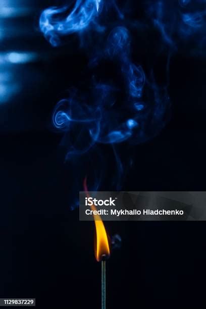 Kecocokan Api Bakar Asap Dan Siluet Foto Stok Unduh Gambar Sekarang