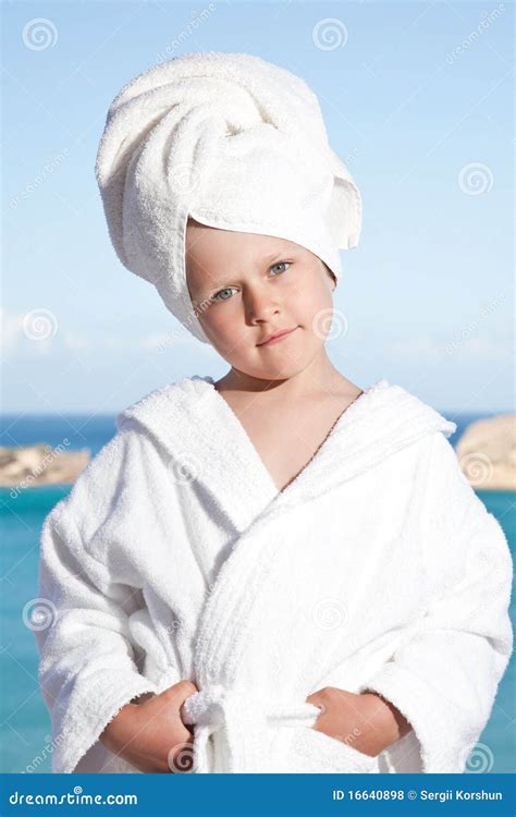 головка девушки Bathrobe меньшяя белизна полотенца Стоковое Фото