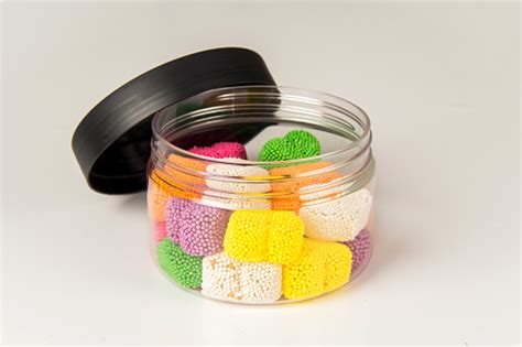 白い背景にスパイスでいっぱいのプラスチックの箱 こぼすのストックフォトや画像を多数ご用意 こぼす オレンジ色 カットアウト