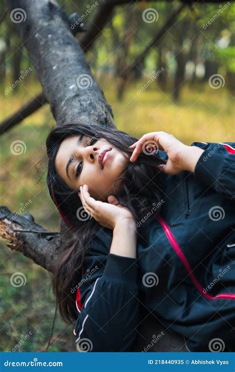 Mujer Joven India En Ropa Deportiva Imagen De Archivo Imagen De Profesional Postura