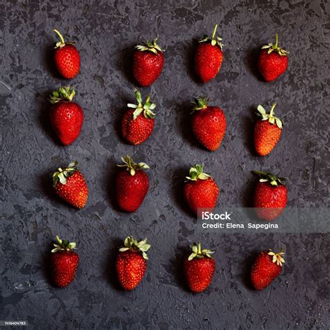 어두운 배경에 잘 익은 빨간 딸기 세트 딸기 패턴 어두운 낮은 키 사진 정사각형 플랫 레이 구성 딸기에 대한 스톡 사진 및 기타 이미지 Istock