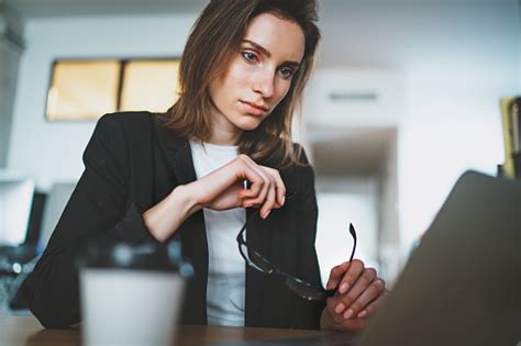 현대 사무실에서 랩톱 컴퓨터를 사용 하 여 잘생긴 사업가의 근접 촬영 흐리게 배경입니다 수평 검색에 대한 스톡 사진 및 기타 이미지 Istock